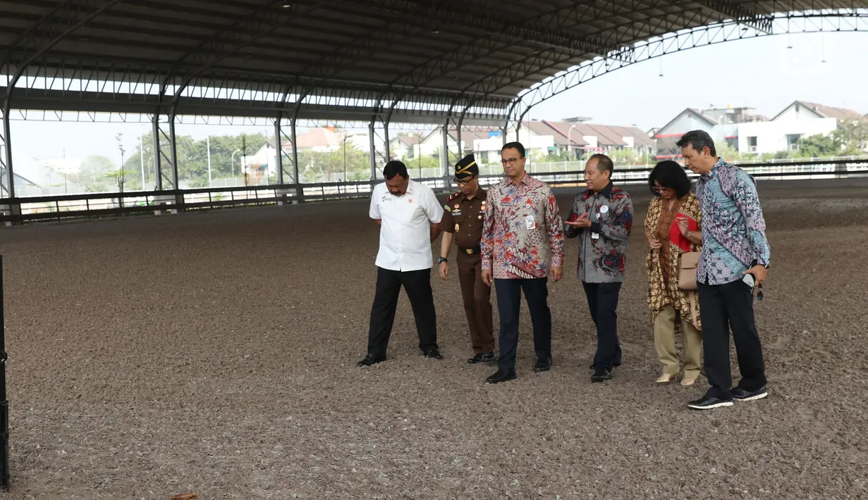 FOTO: Usai Diresmikan, Anies Baswedan Tinjau Jakarta Equestrian Park ...