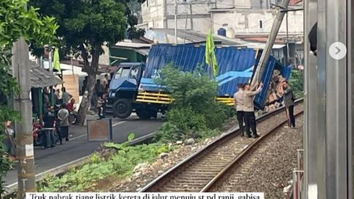 Truk Tabrak Tiang Listrik di Stasiun Pondok Ranji-Kebayoran, Perjalanan KRL Direkayasa - News ...