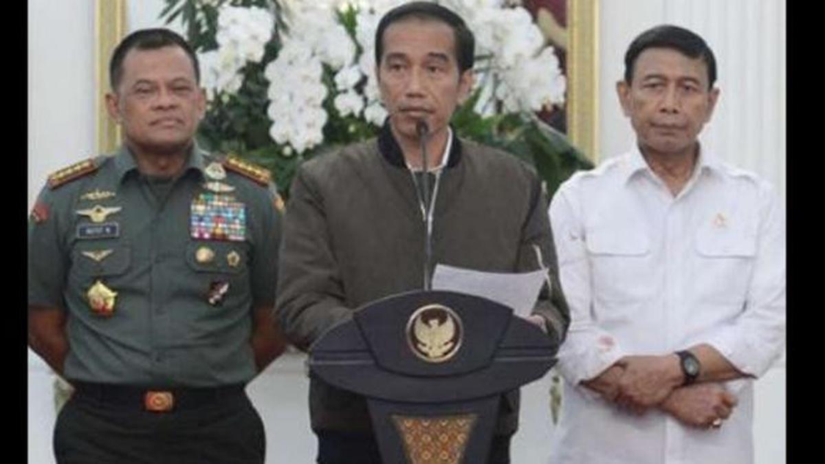 6 Gaya Fashion Terpopuler Jokowi di Media Sosial di tahun 2016