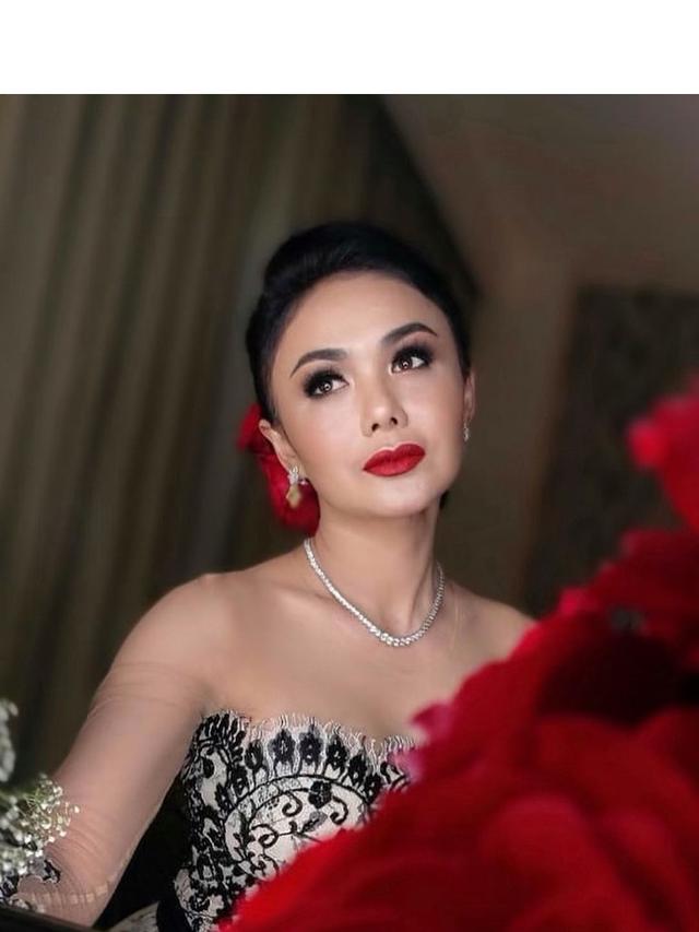 Biasa Natural, Ini 6 Potret Yuni Shara dengan Makeup Tebal - Surabaya ...