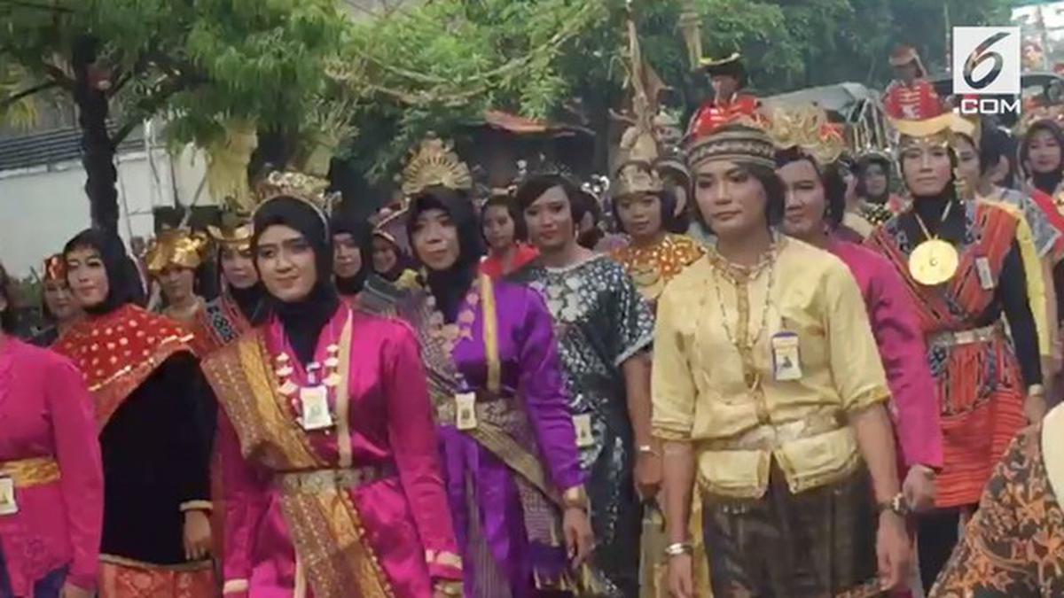 VIDEO: Kirab Pengantin Memasuki Graha Saba Buana - News Liputan6.com