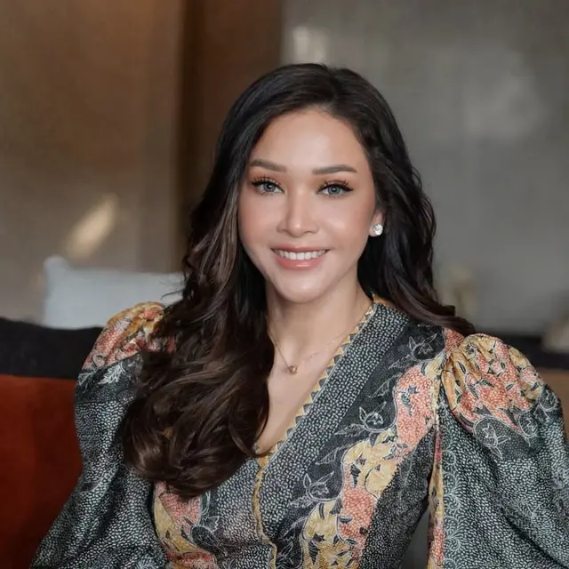6 Model Batik Maia Estianty di Berbagai Acara, Tampil Anggun dan Penuh Karisma - ShowBiz ...