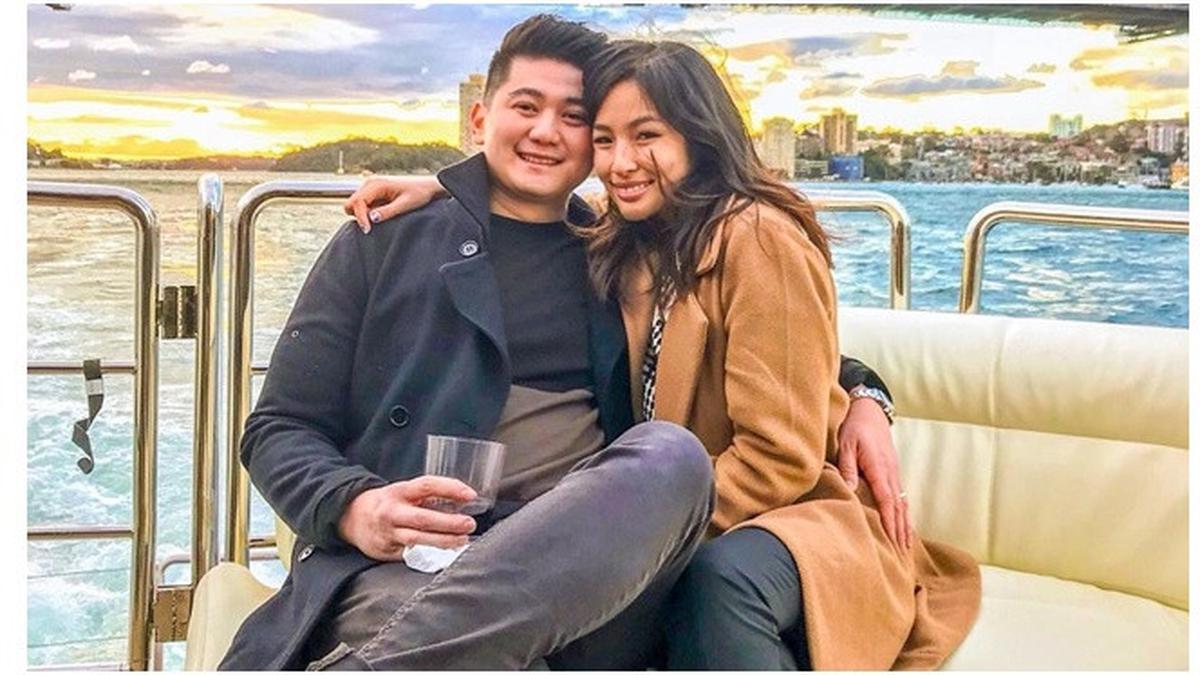 Jarang Tersorot, Ini 6 Potret Mesra Chef Arnold dan Istri