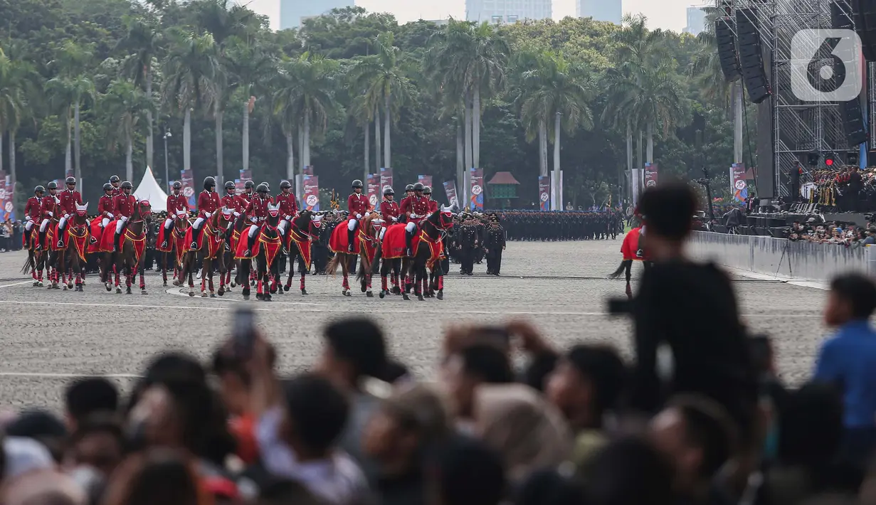 Antusiasme Masyarakat Saksikan Parade dan Defile Pasukan Polri - Foto ...