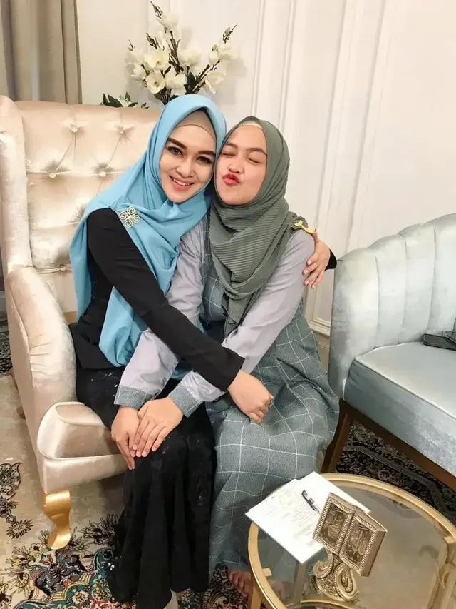 Mantap Berhijab, Ini 7 Potret Zeda Salim yang Jarang Tersorot - Hot ...