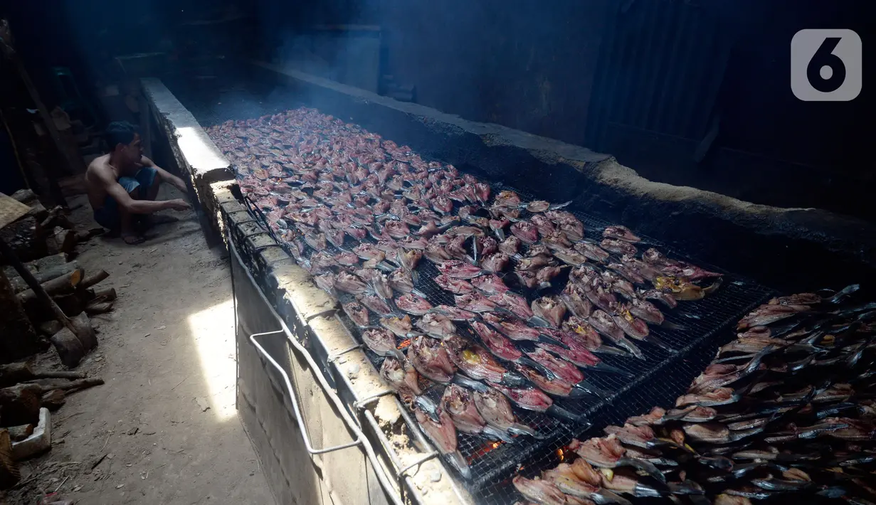 FOTO: Intip Proses Pembuatan Ikan Lele Asap di Bogor - Foto Liputan6.com