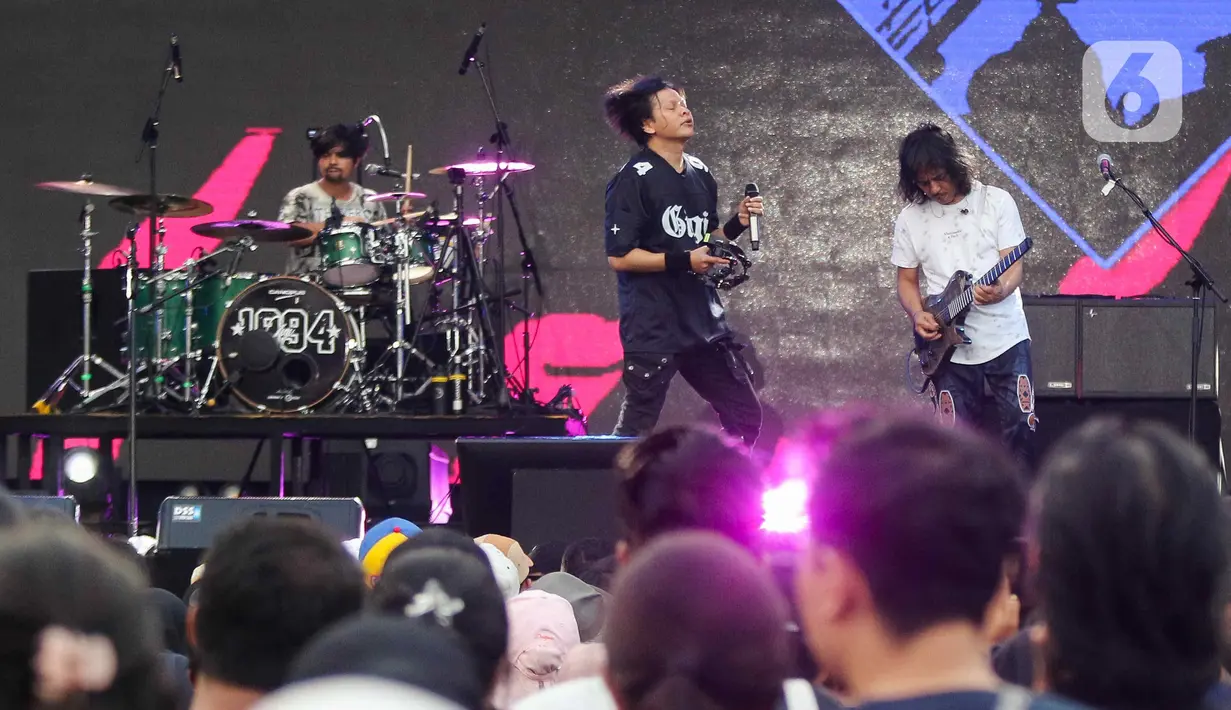 Tampil Energik, GIGI Hentak Panggung District Synchronize Fest 2024 - Foto Liputan6.com