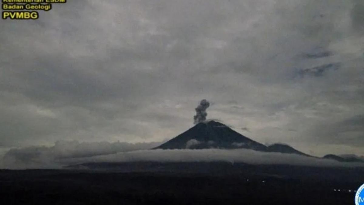 Gunung Semeru Erupsi Lagi, Tinggi Letusan Capai 800 Meter - Regional Liputan6.com