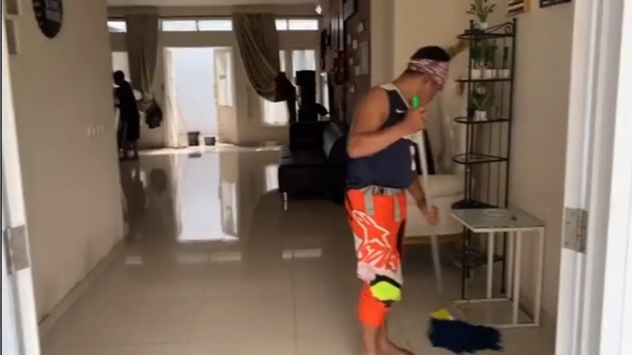 6 Potret Rumah Parto yang Kebanjiran, Koleksi Mobil Mewahnya Terendam ...