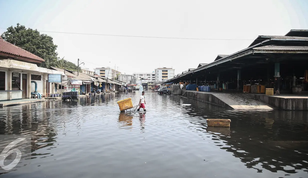 Banjir Rob Genangi Pasar Ikan Muara Baru - Foto Liputan6.com
