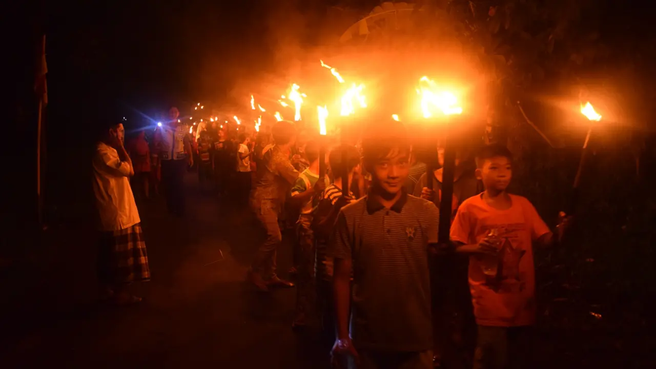 Atraksi Sembur Api, Peserta Pawai Obor Idul Adha Terbakar - Regional ...