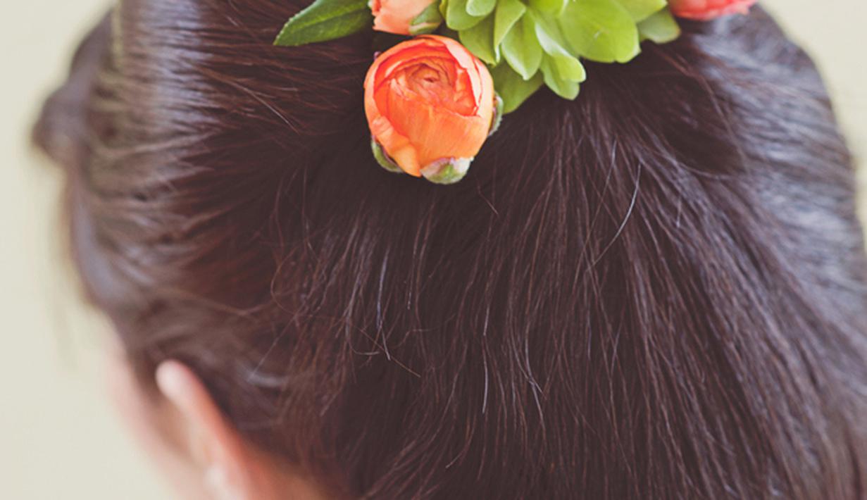 7 Inspirasi Hair Do Pernikahan Menggunakan Bunga Segar - Photo Fimela.com