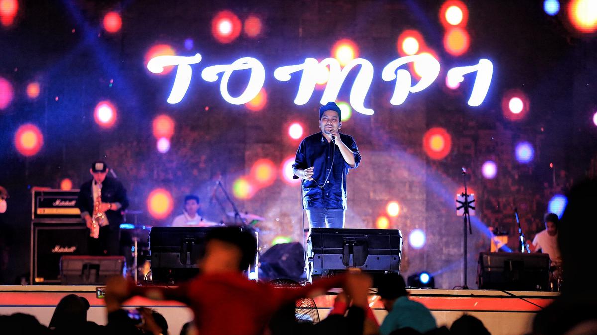 Persembahan Tompi di Panggung Meikarta Music Festival - Photo Fimela.com