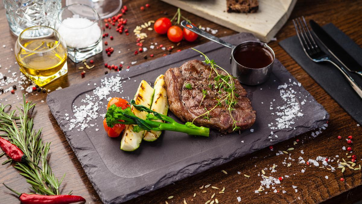 Tips Memasak Steak agar Lebih Empuk dan Juicy - Food Fimela.com