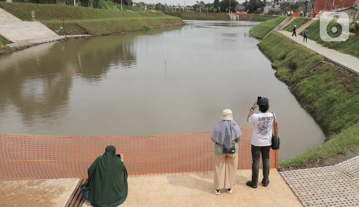 Menikmati Akhir Pekan di Ruang Limpah Sungai Brigif - Foto Liputan6.com