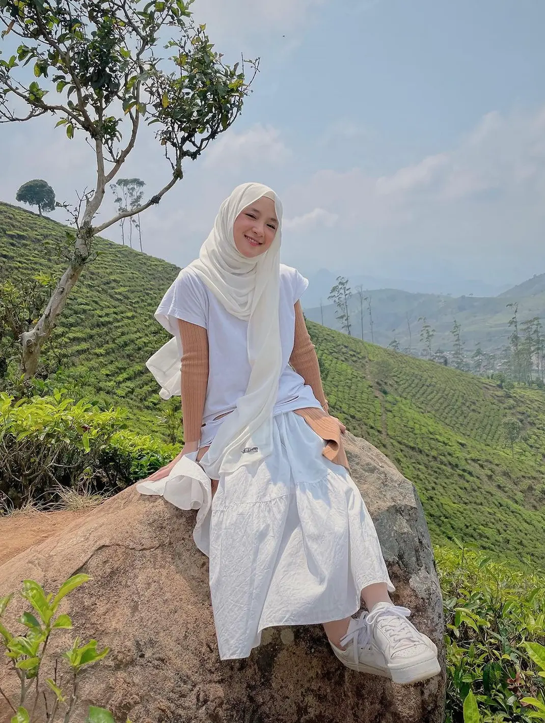 Potret Terbaru Nissa Sabyan Tampil Stylish dengan Padu Padan Outfit dan ...