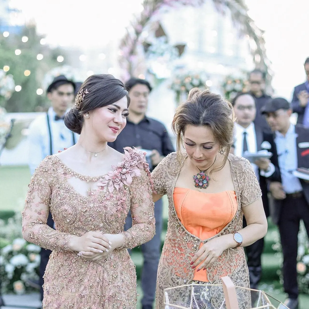 Potret Kedekatan 6 Aktris Tanah Air Bareng Ibu Mertua, Penuh Kehangatan - Hot Liputan6.com