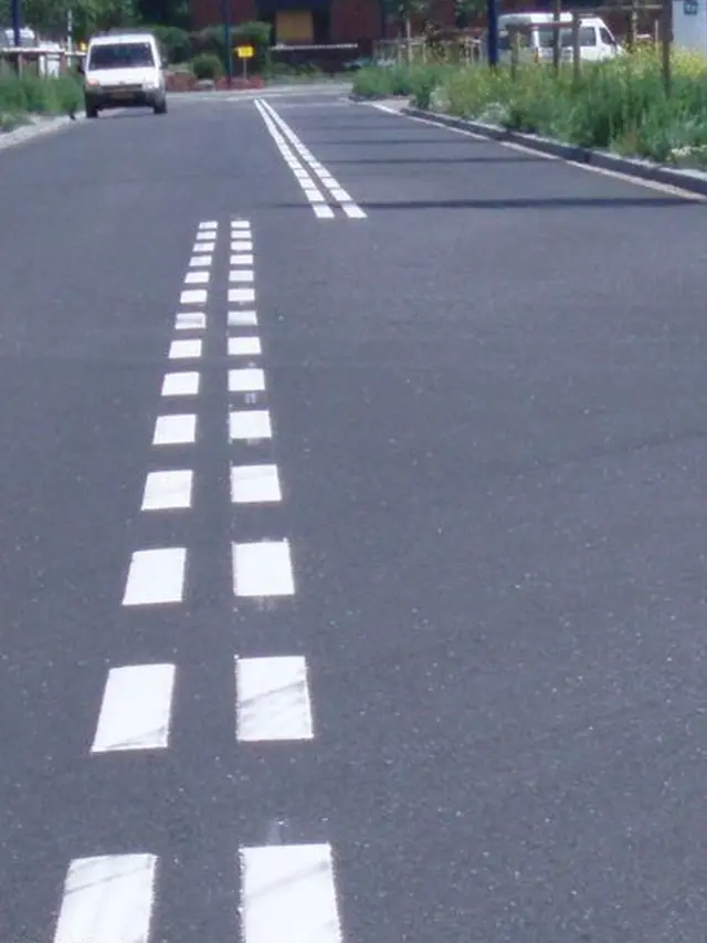 6 Garis Tak Lurus di Jalan Ini Bikin Kesal, Perfeksionis Geregetan ...