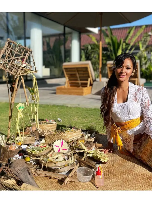 7 Momen Shanty Paredes Jalani Upacara Melaspas untuk Rumah Barunya di ...