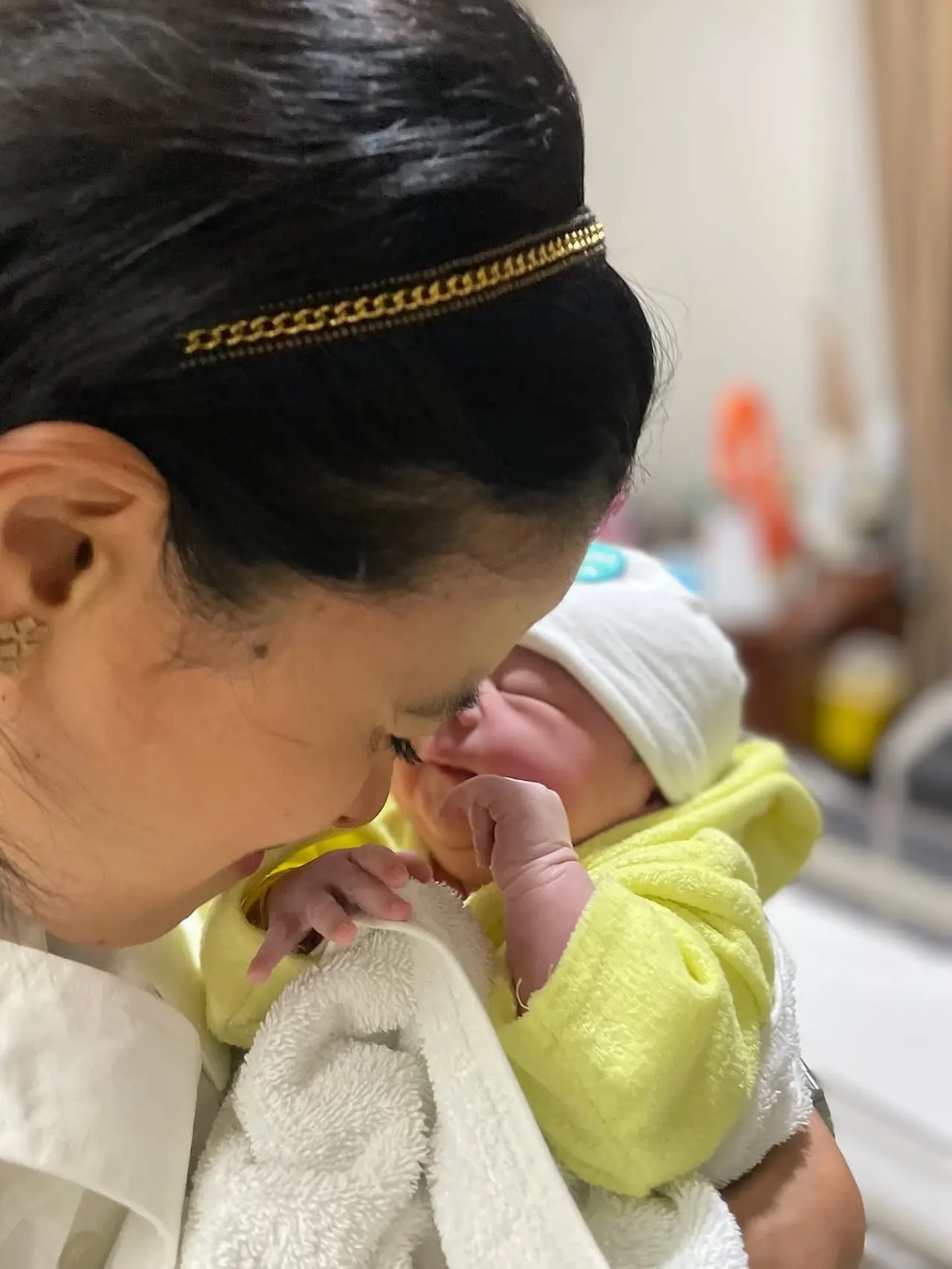 5 Potret Marcella Zalianty Gendong Keponakan Perempuan Pertama yang ...