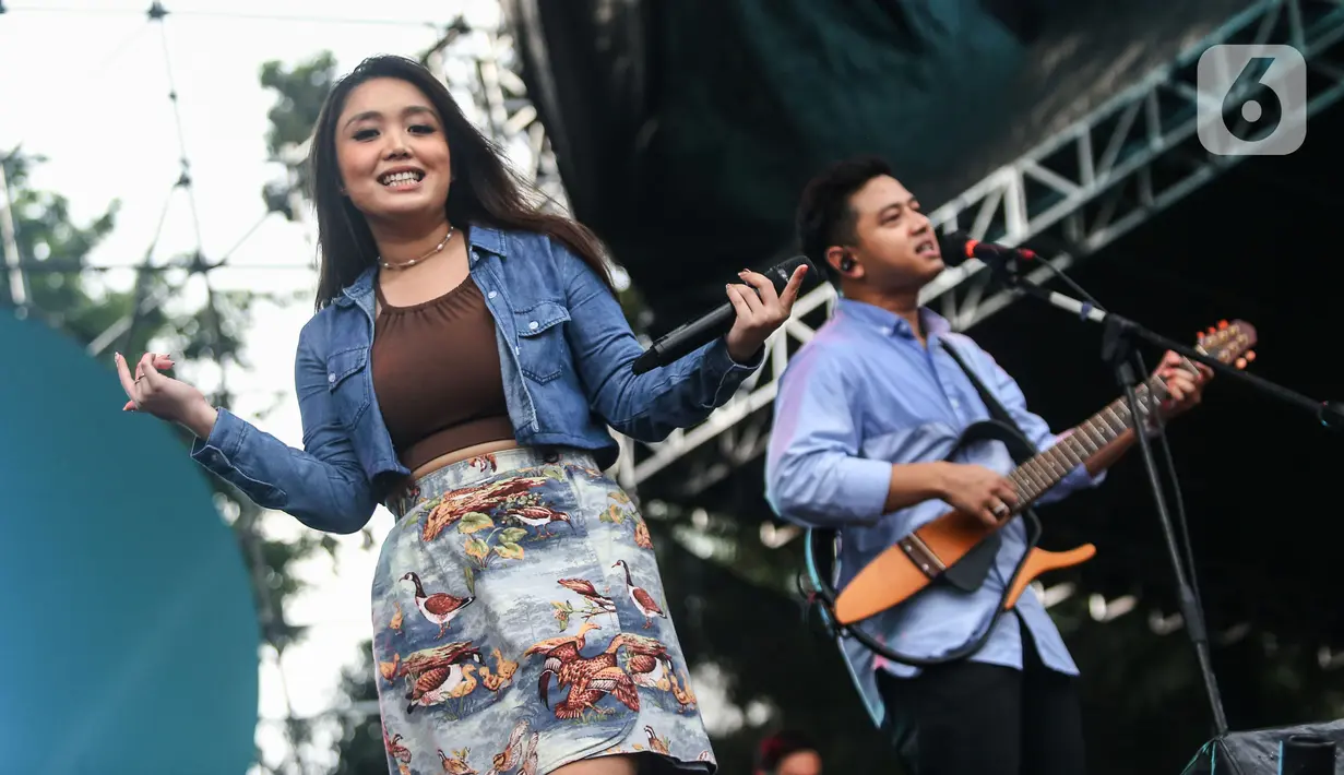 Penampilan Enerjik HIVI! Ajak Pengunjung Social Chic 2024 Berdansa ...