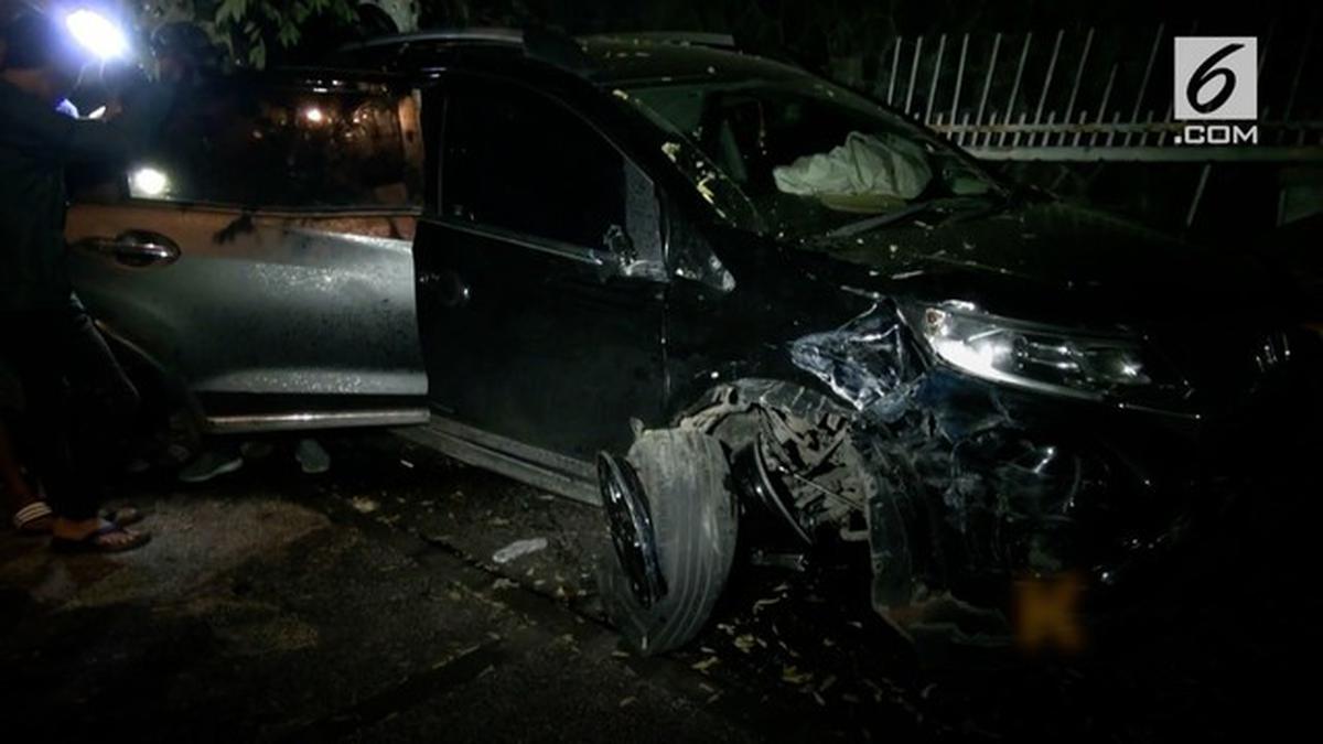 VIDEO: Hilang Kendali, Mobil Minibus Tabrak Mobil PLN - News Liputan6.com