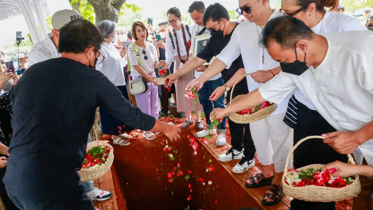 Prosesi Pemakaman Carlo Saba Diiringi Tangis Keluarga, Adik Ungkap ...