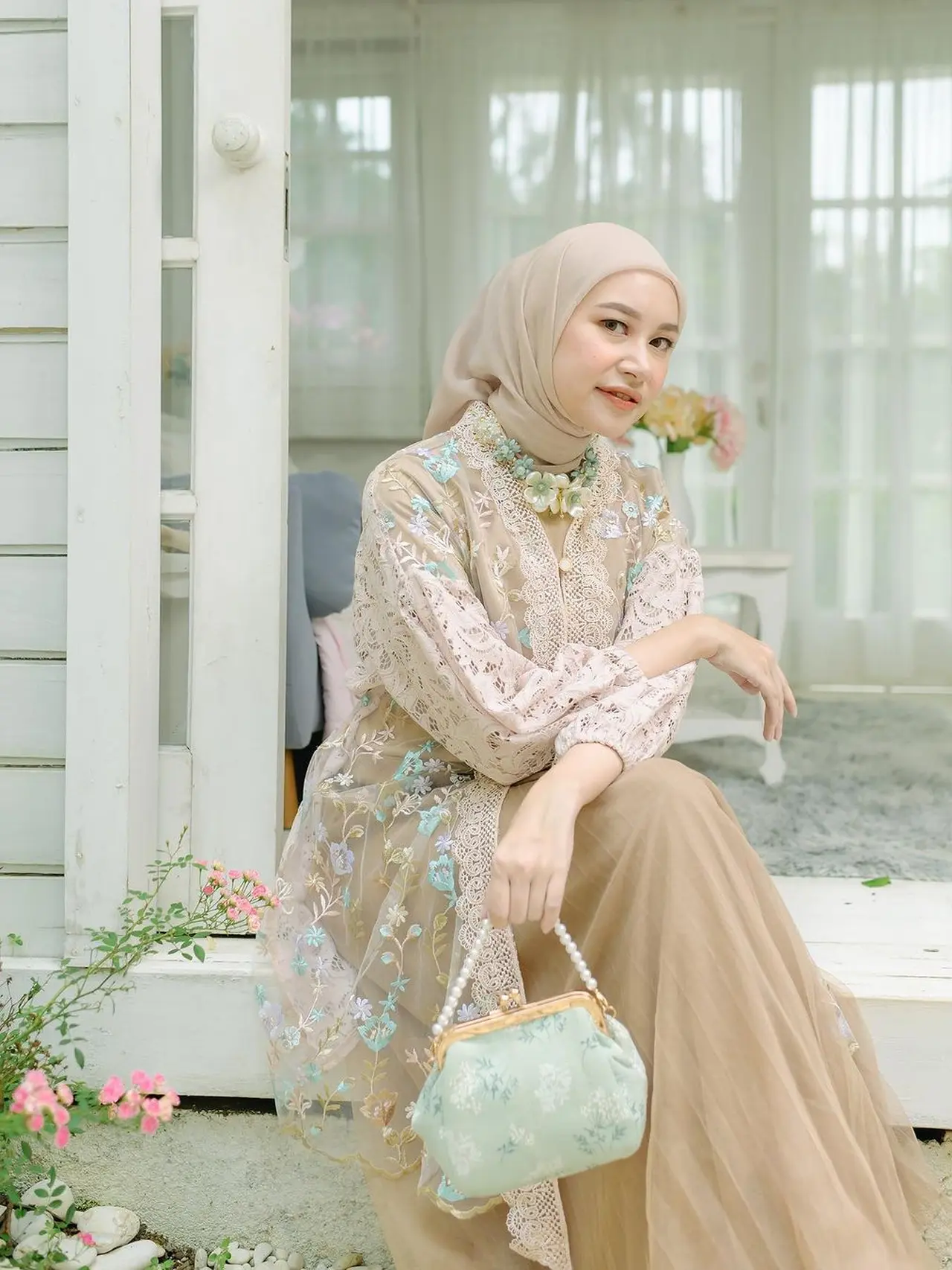 Tampil Elegan bersama Keluarga, Ini 5 Model Gamis Brokat Kombinasi Polos untuk Lebaran 2025 ...