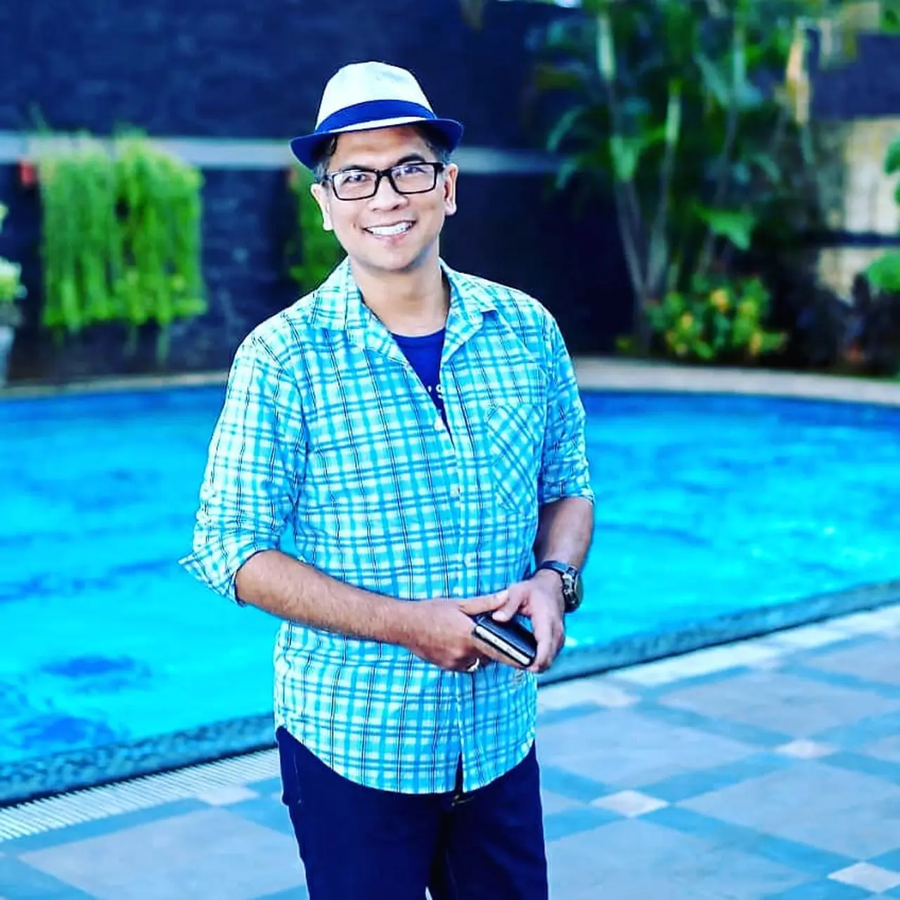 Krisna Mukti dan 12 Potret Transformasinya, Masih Segar di Usia 52 ...