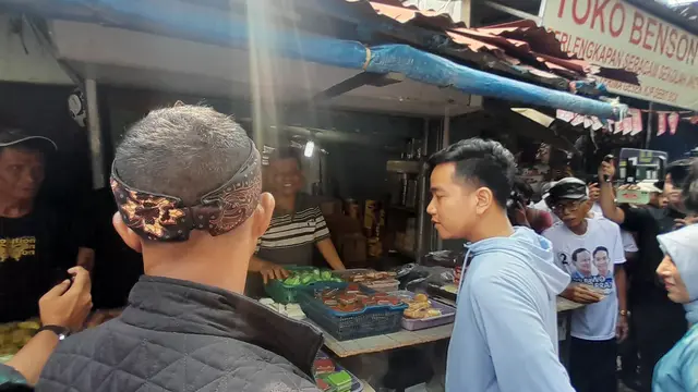 Gibran Blusukan ke Pasar Rumput, Borong Kue Tradisional dan Jadi Rebutan Salaman - Pemilu ...