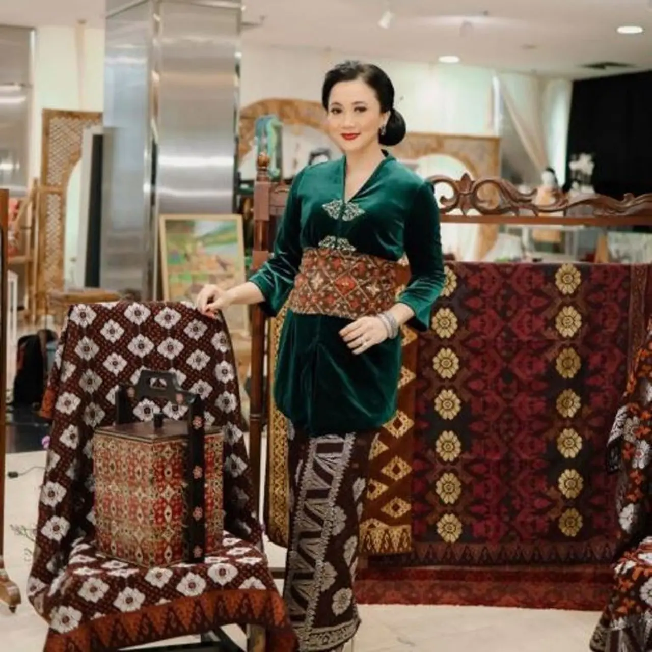 Sosok Ayu Heni, Istri Wamen BUMN Rosan Roeslani yang Modis dan Cinta Kebaya - Lifestyle Liputan6.com