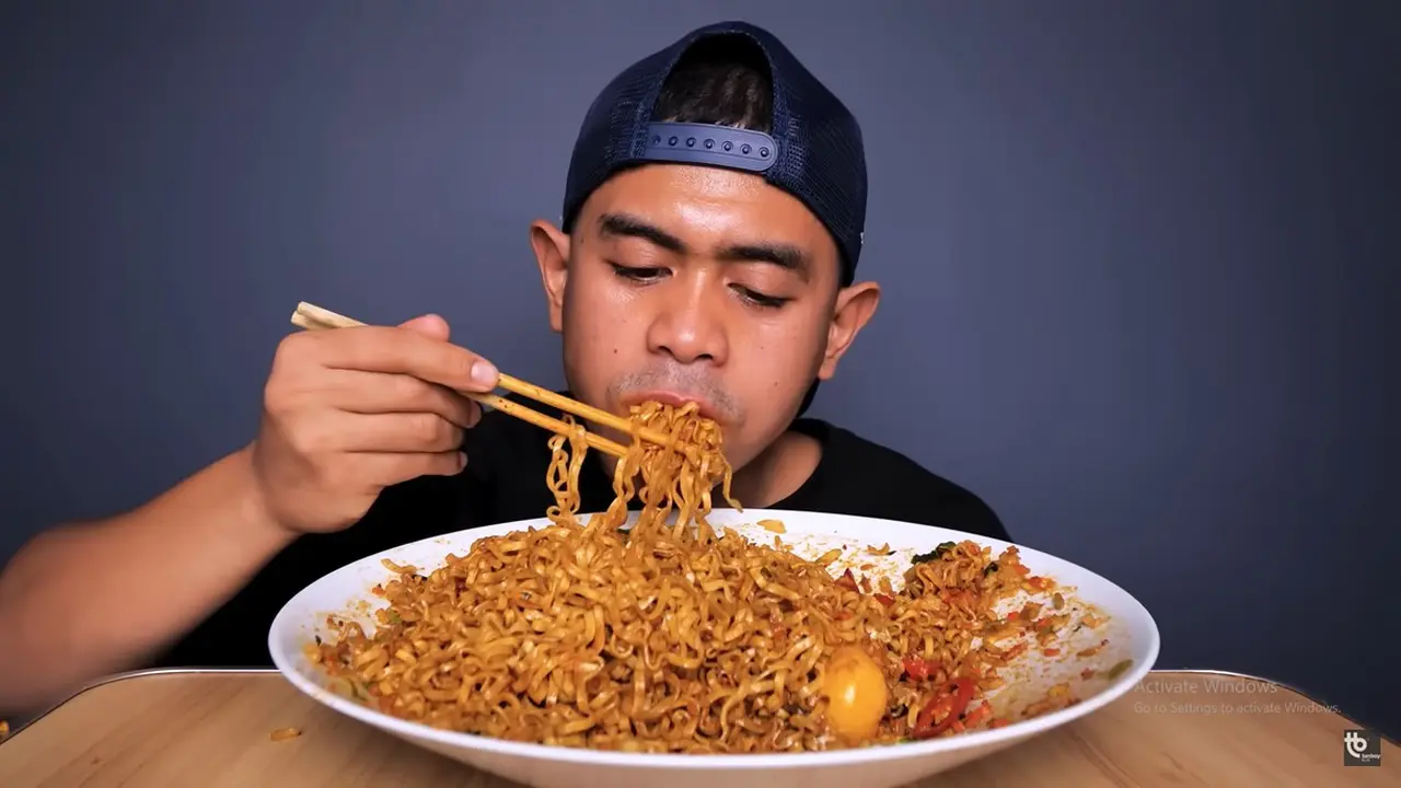 Mukbang Tanboy Kun Santap 12 Bungkus Mie Sedaap Varian Baru ala Chef ...