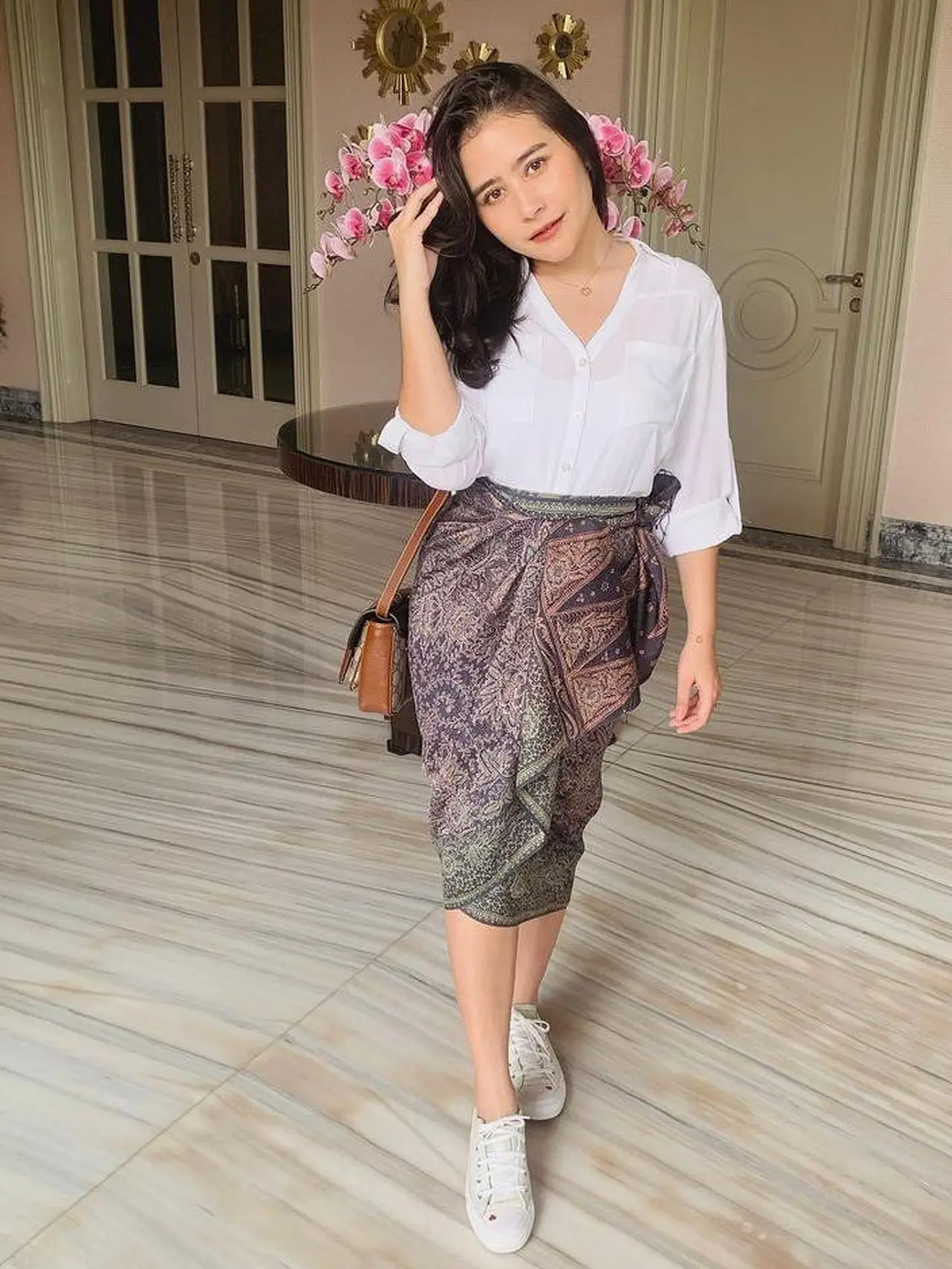 7 Cara Memakai Rok Lilit yang Mudah, Menunjang Penampilan di Acara ...