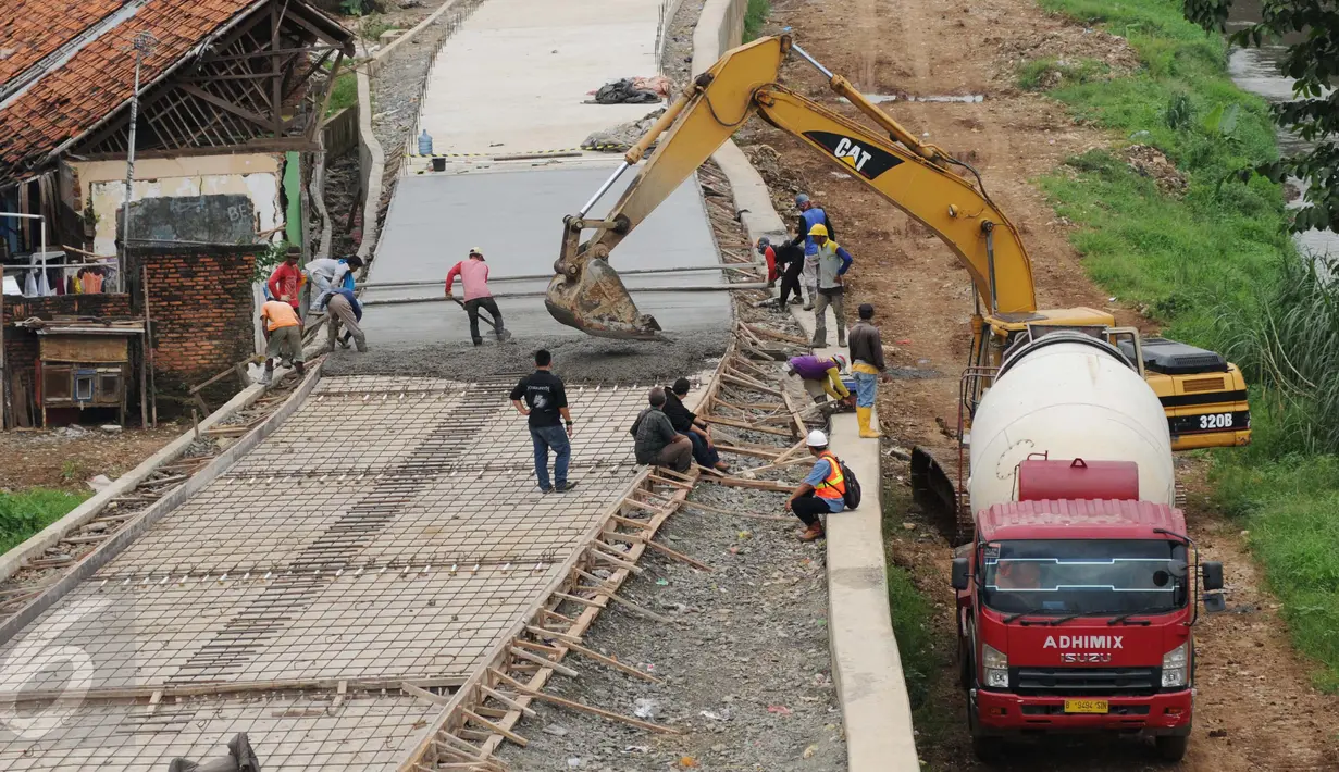 Memantau Pembangunan Jalan Inspeksi Kalibata - Foto Liputan6.com
