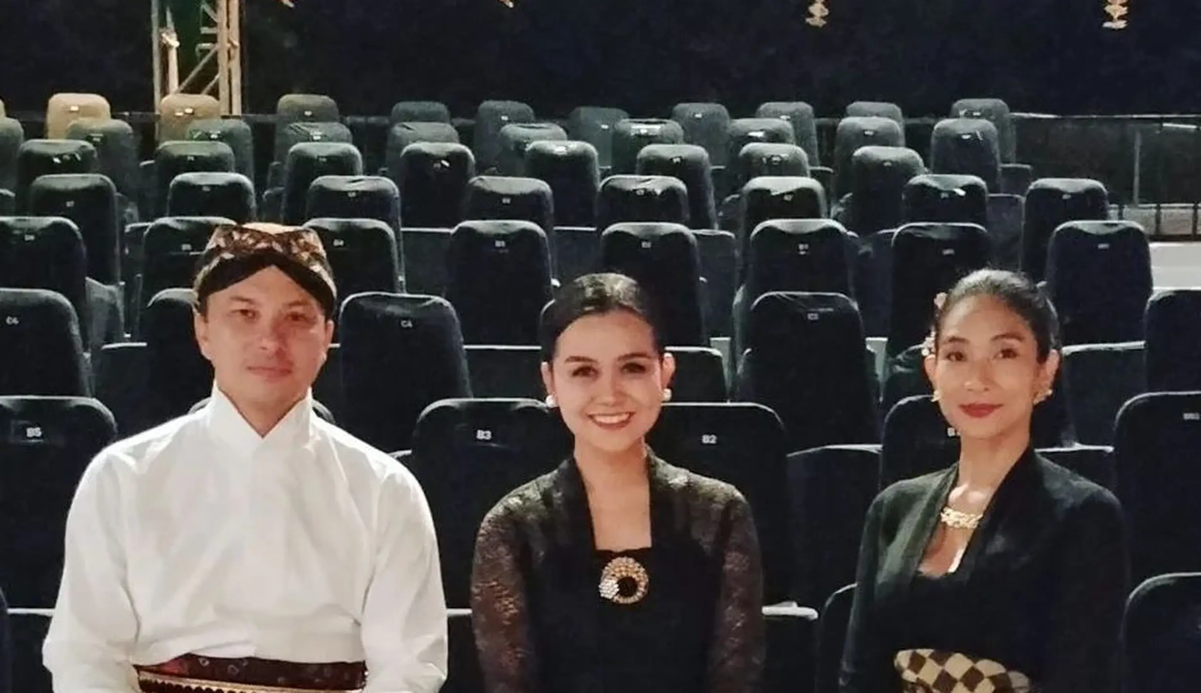 6 Pesona Mas-mas Jawa Jerman Nicholas Saputra dalam Balutan Beskap