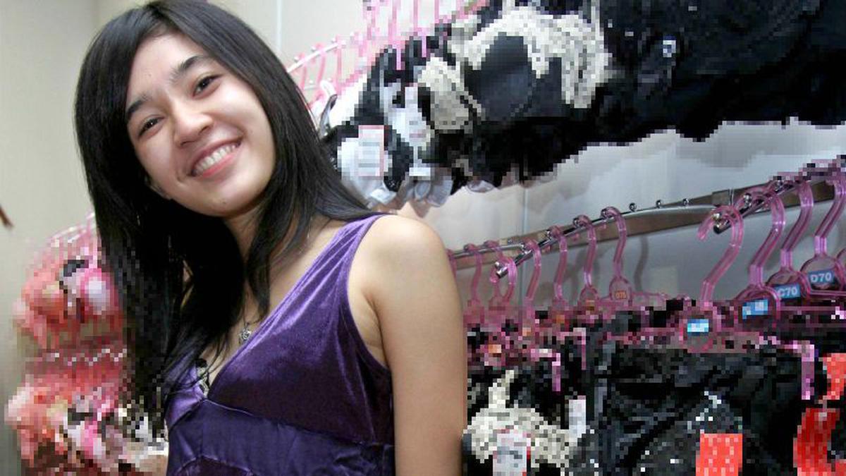 Dhini Aminarti Beri Perhatian Khusus Bagian Tubuh Ini - ShowBiz ...