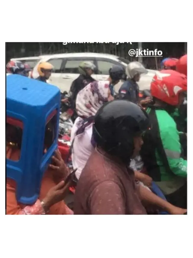 6 Aksi Emak-Emak Pakai Benda Pengganti Helm Ini Nyeleneh, Kocak - Hot Liputan6.com