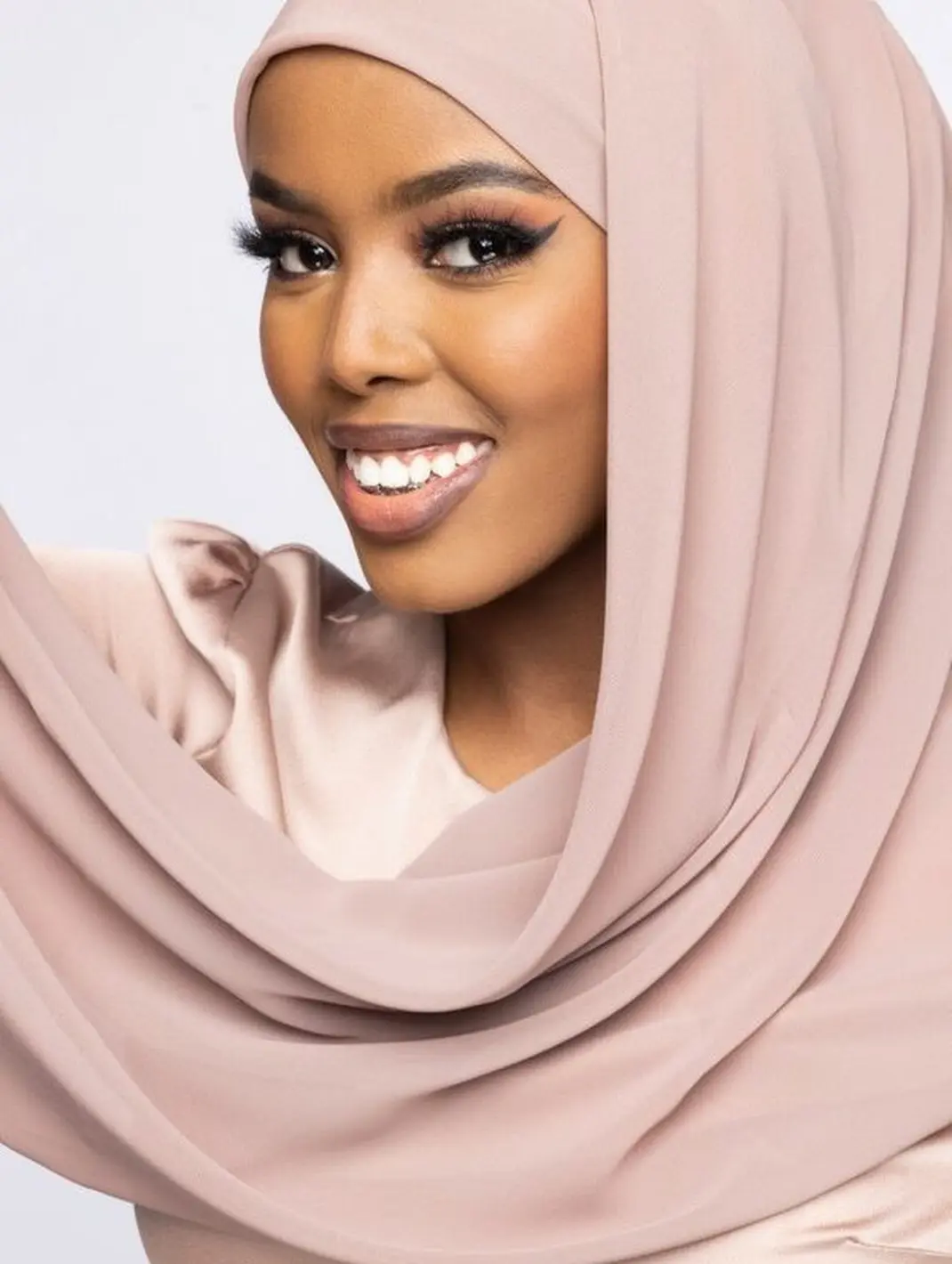 9 Pesona Khadija Omar, Kontestan Hijab Pertama di Miss World dari Somalia