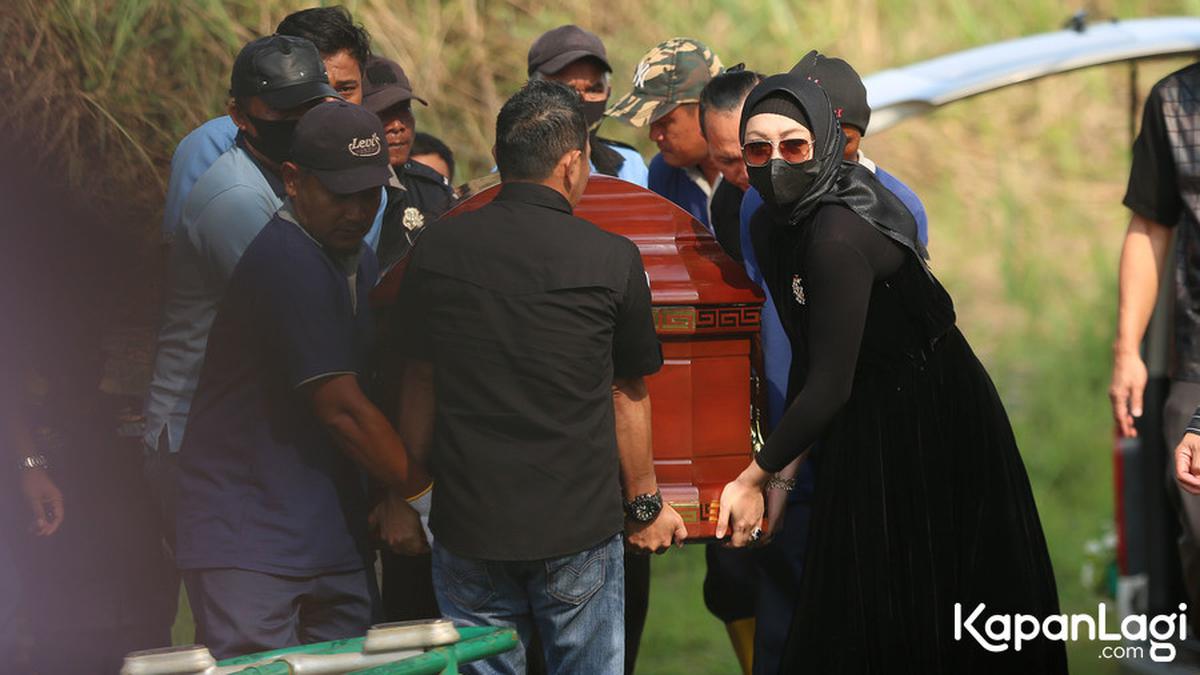 Potret Pemakaman Lucky Sondakh, Angelina Sondakh Bantu Gotong Peti ...