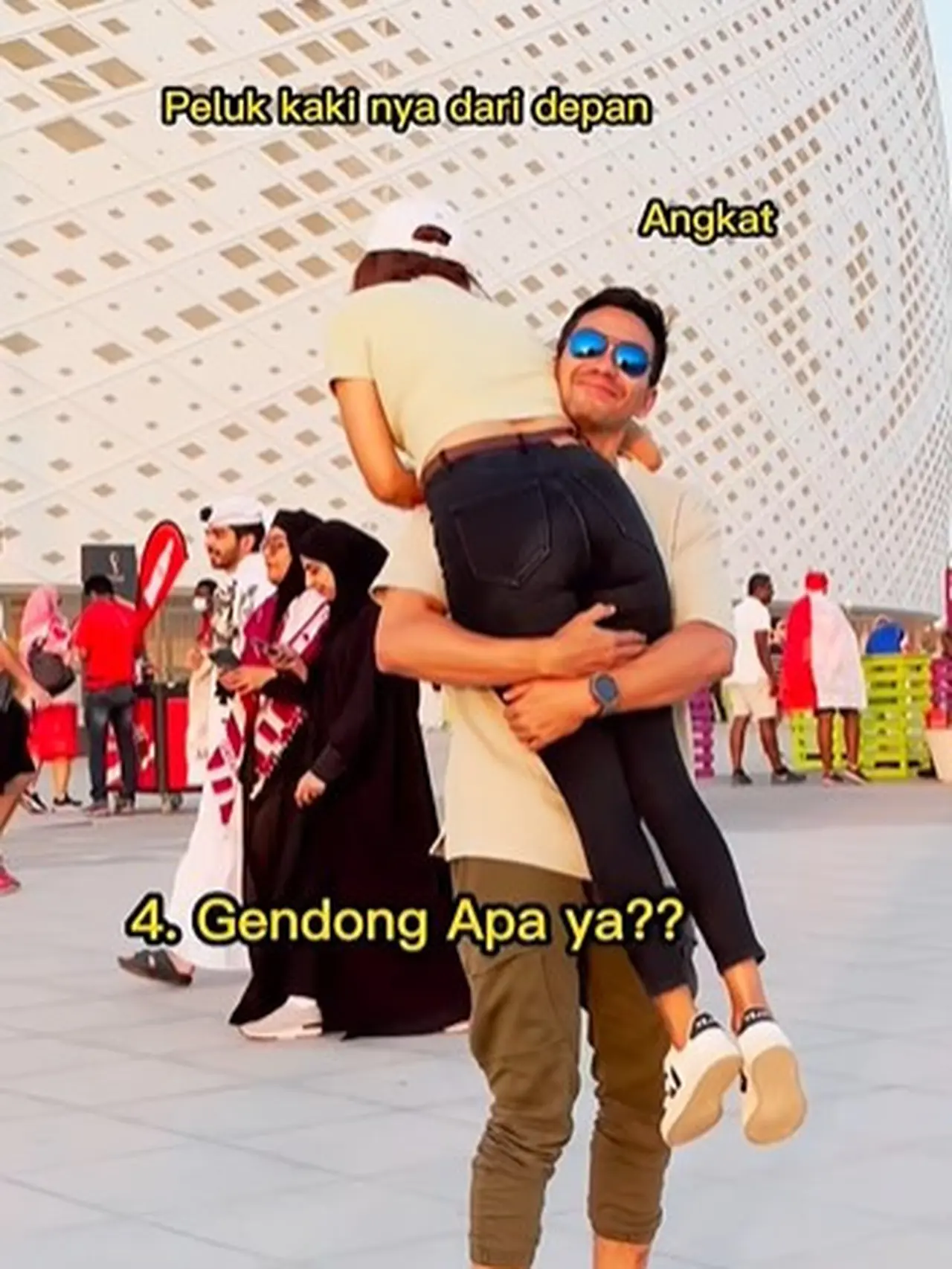 9 Potret Gaya Darius Sinathrya Gendong Donna Agnesia, Ada Mesra Juga ...