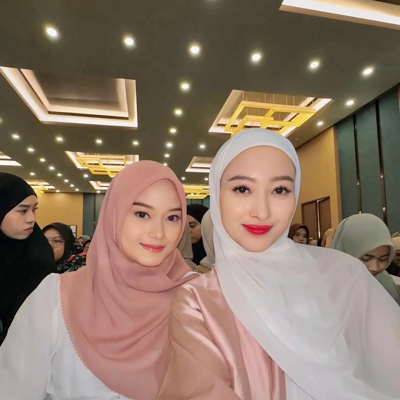 6 Potret Puteri Modiyanti Pakai Hijab, Penampilan ketika Umrah Bikin ...