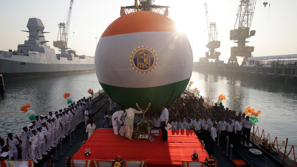 FOTO: India Luncurkan Kapal Selam Kelas Ketiga Scorpene Karanj - Foto ...