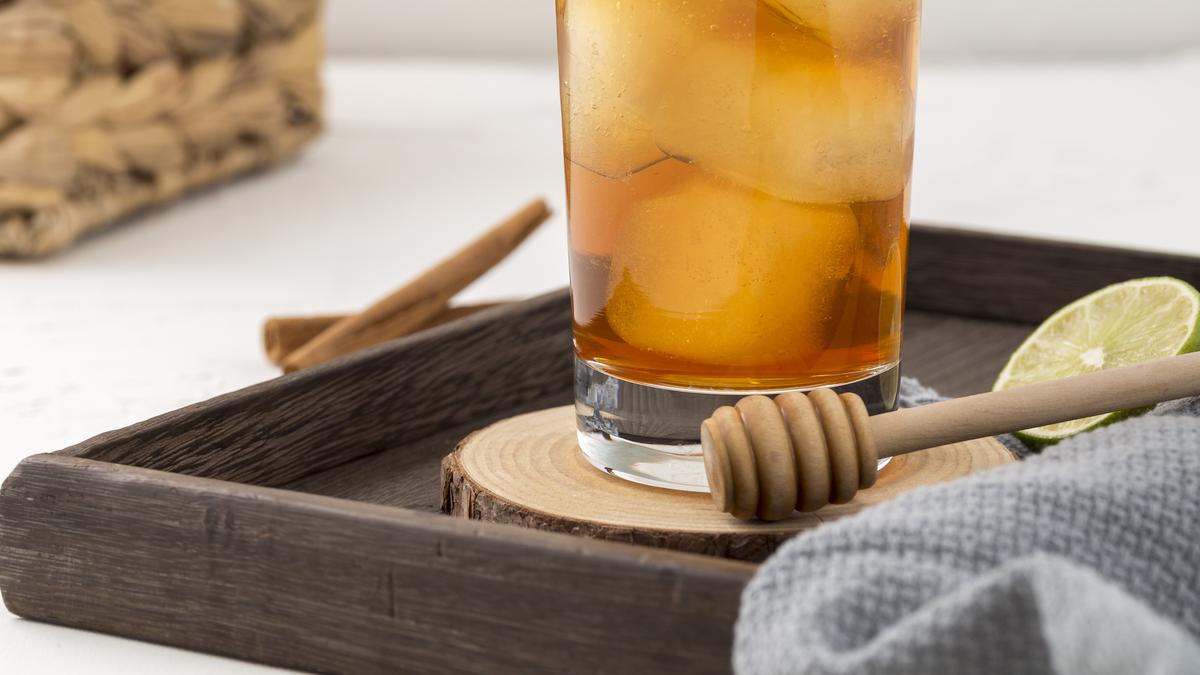 Resep Es Teh Segar dengan Kayu Manis dan Lemon - Food Fimela.com