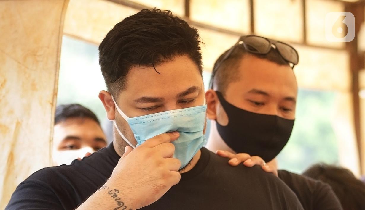 FOTO: Ketegaran Ivan Gunawan Saat Pemakaman Sang Ayah - Foto Liputan6.com