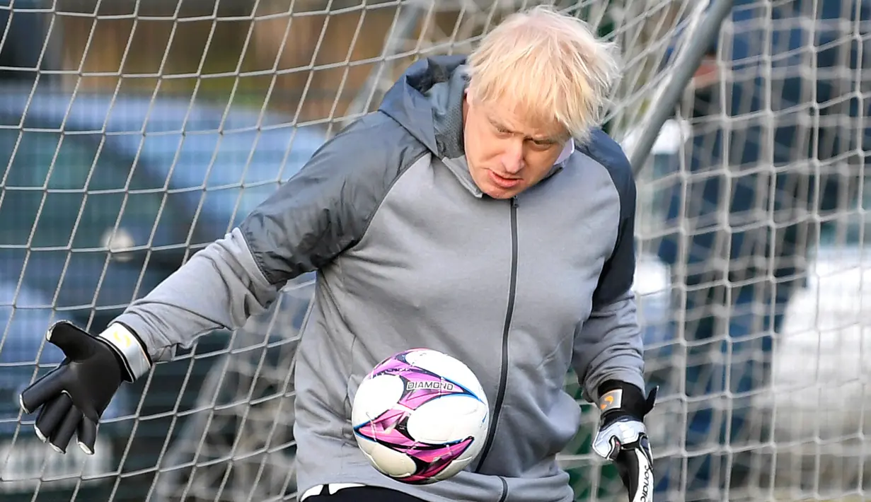 FOTO: Aksi PM Inggris Boris Johnson Saat Jadi Kiper - Foto Liputan6.com