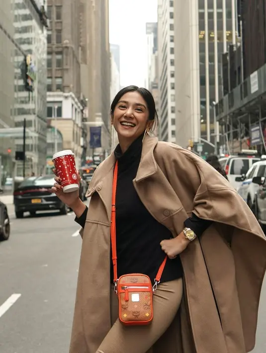 Biasa Tampil Sporty, Ini Gaya Kasual Fanny Ghassani - Foto Liputan6.com