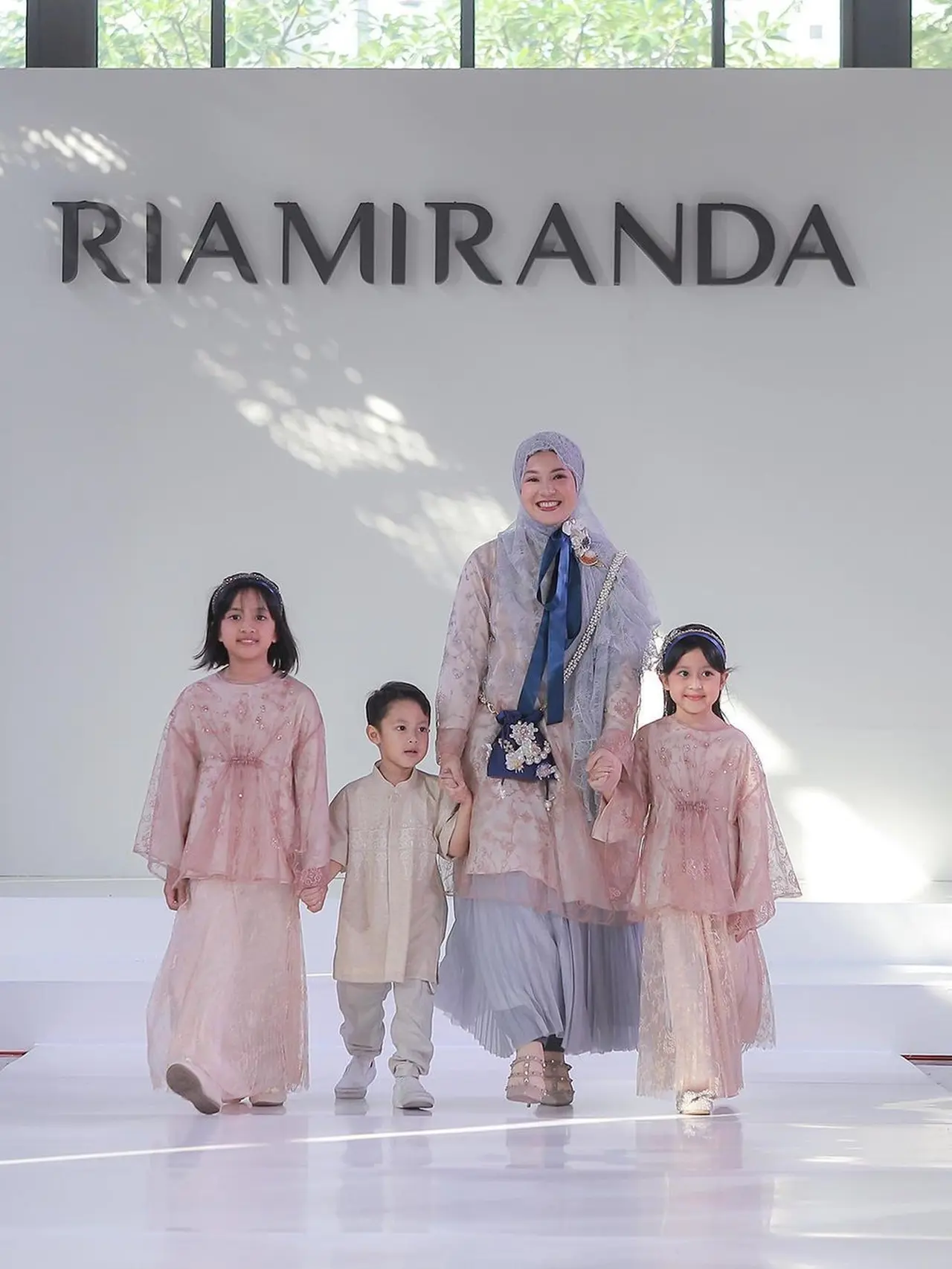 Eksplorasi Budaya Minang dalam Koleksi Raya Ria Miranda ‘Sangsata ...