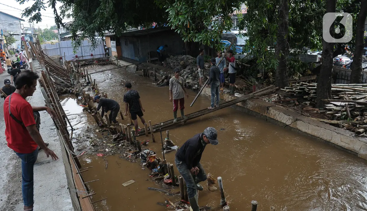 Tumpukan Karung Pasir Tutup Sementara Tanggul Kalibaru yang Jebol di ...