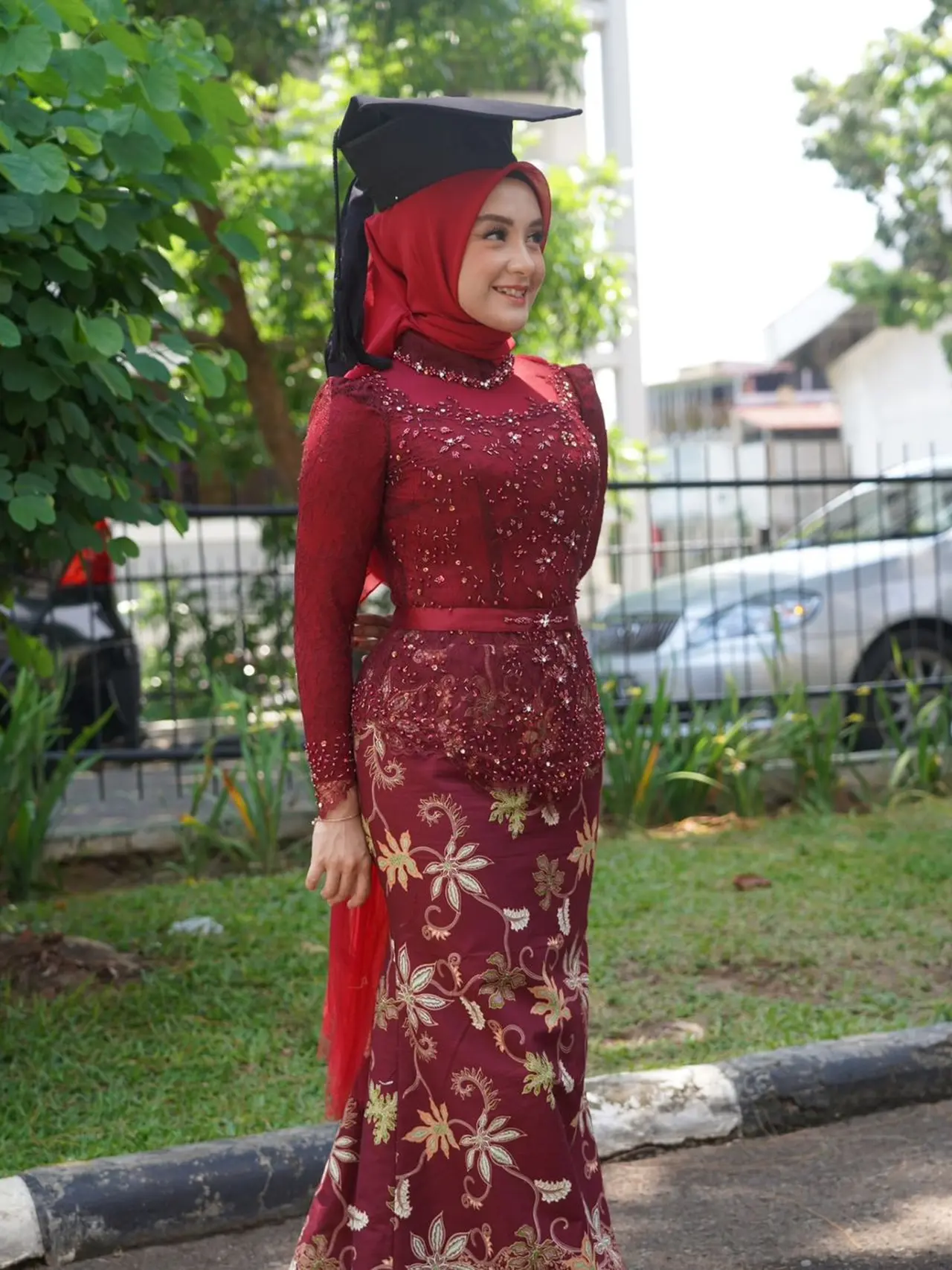 6 Potret Wisuda Hersa Rahayu Istri Rizki DA, Menawan Pakai Kebaya Merah - Hot Liputan6.com