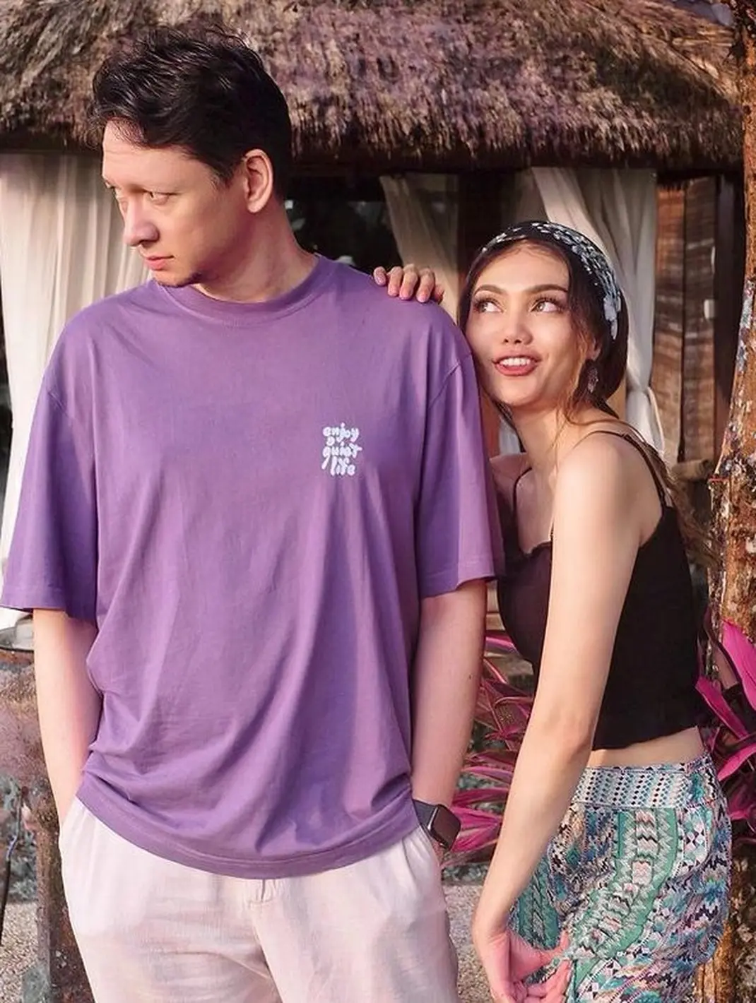 Jauh dari Gosip, Ini Potret Rina Nose dan Suami yang Manis dan Romantis ...